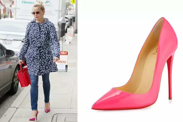 Рийз Уидърспуун в обувки на Christian Louboutin „So Kate“ в Shocking Pink