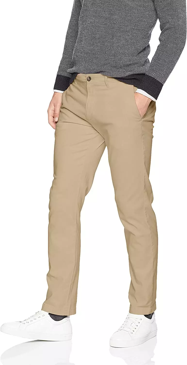 남성은 Amazon Essentials 남성 슬림 피트 캐주얼 스트레치 카키 바지를 입습니다.
