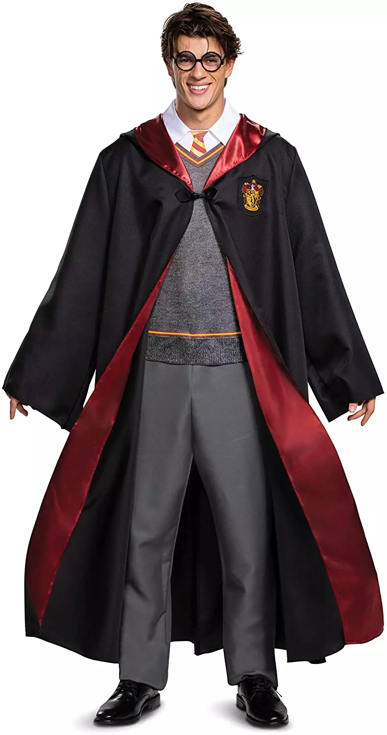Lalaki nagsul-ob og Harry Potter costume; pagtrabaho sa angay nga mga costume sa Halloween