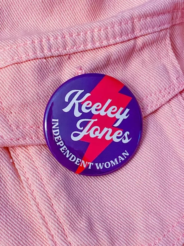 „HissinKitten-Keeley-Jones-Independent-Woman-Button“.