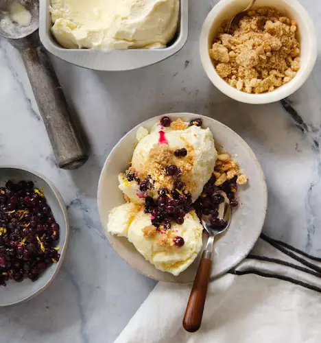Сладък царевичен сладолед с кафява захар и диви боровинки от Cloud Creamery