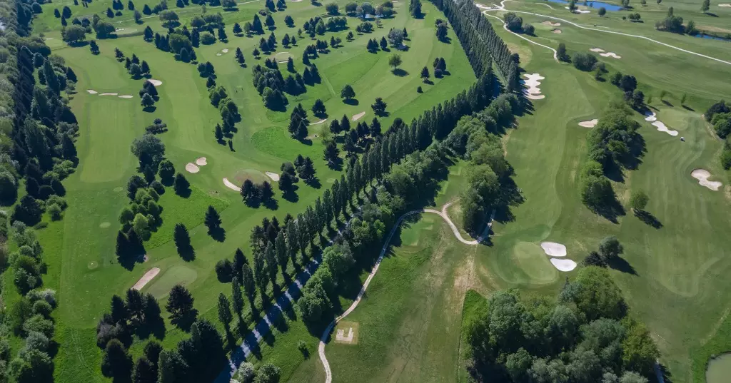 Вид с дрона на поле для гольфа