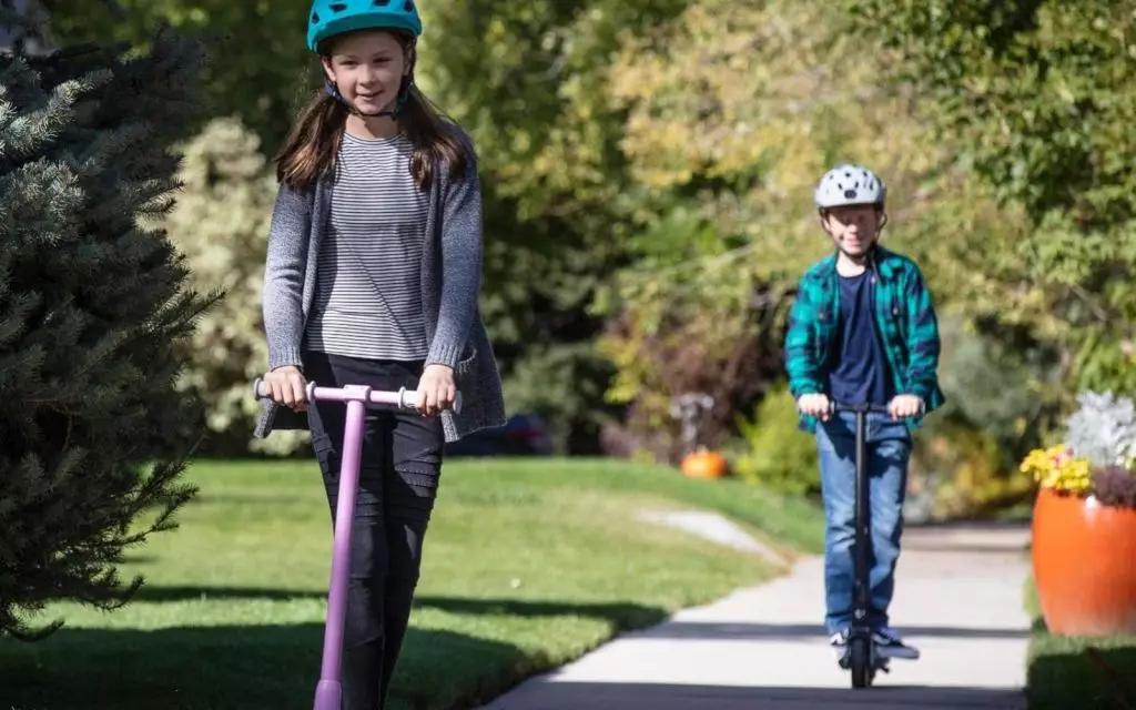 Labākie elektriskie skrejriteņi bērniem 2022. gadā