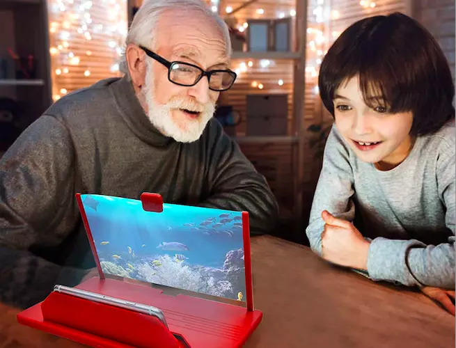 djed i unuk gledaju film na