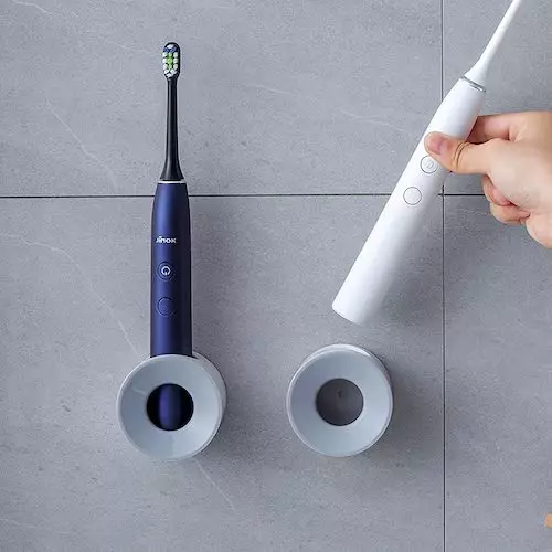 LaLand လျှပ်စစ်သွားတိုက်တံ ကိုင်ဆောင်ထားသည်။
