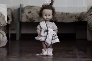 mystisk forbannende dukke