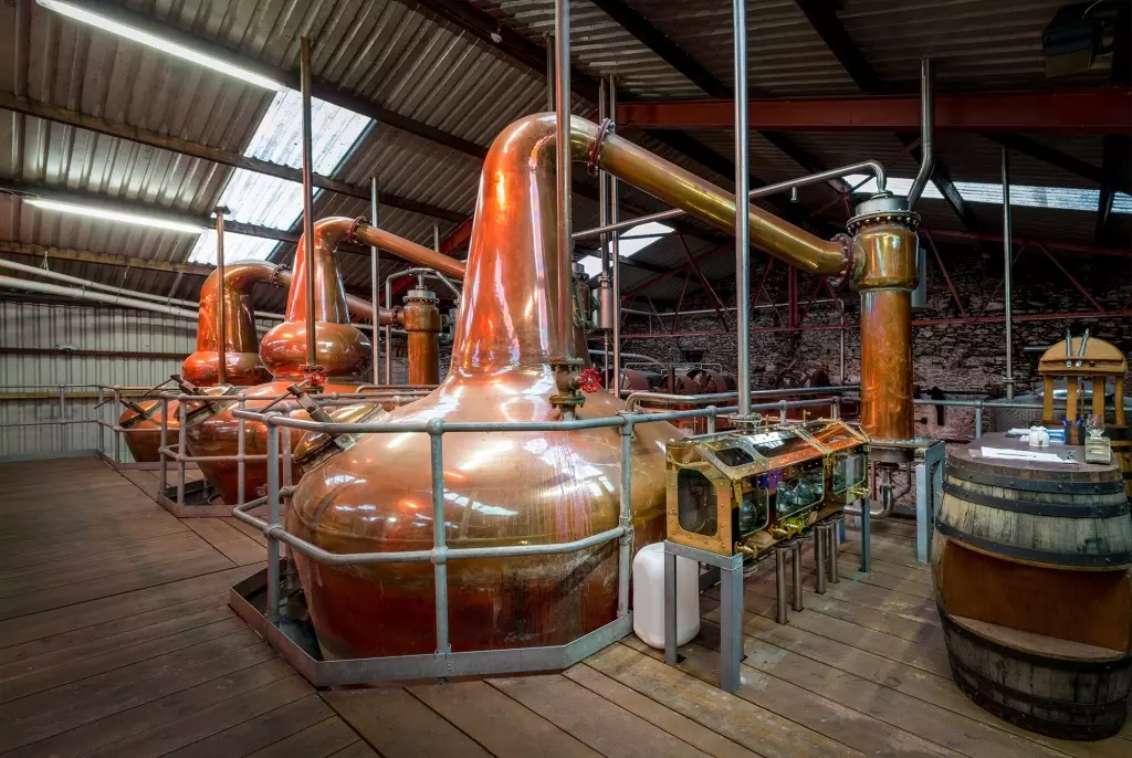 alambicchi di whisky in distilleria