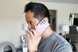 კაცი იყენებს Samsung Galaxy S22 Ultra-ს სატელეფონო ზარისთვის.