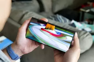 Tittar på video på Samsung Galaxy S22 Ultra.