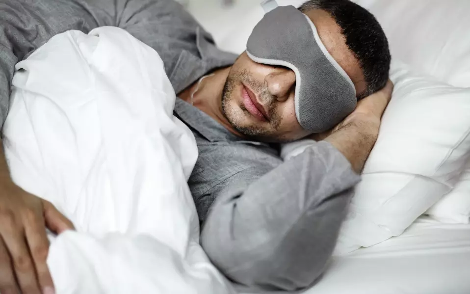 Egy férfi alszik az ágyon
