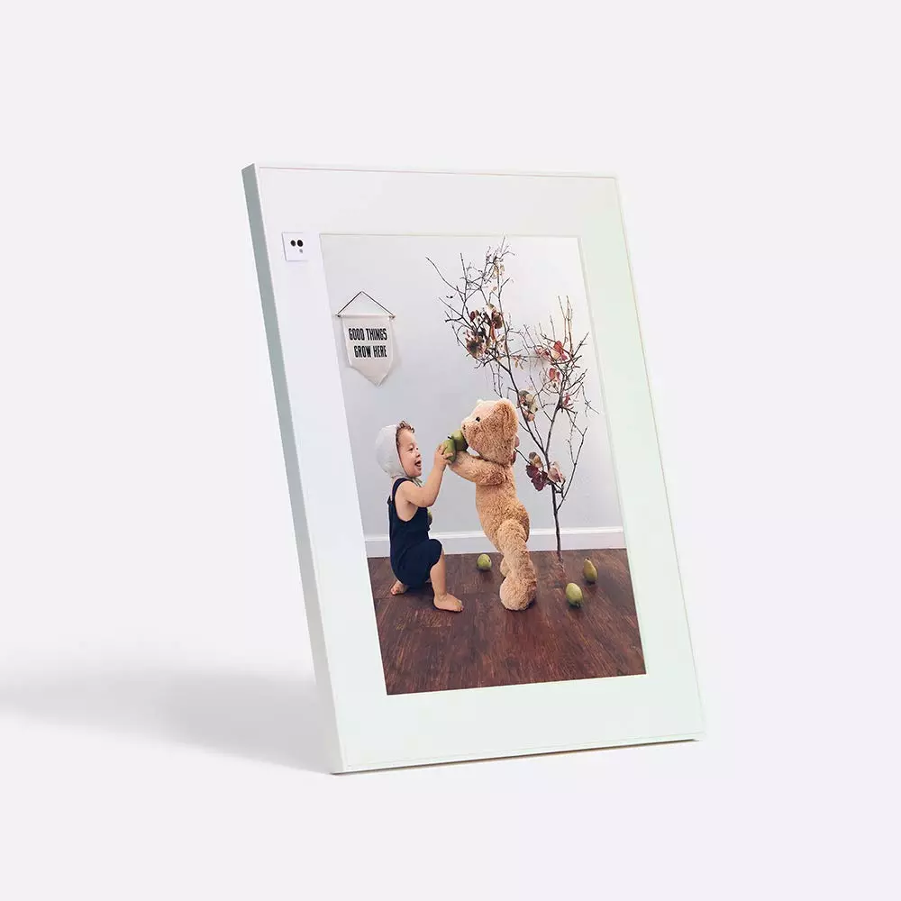 Aura digital photo frame amazon