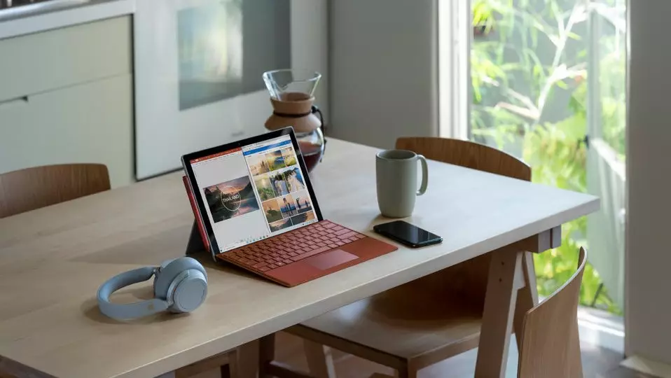 Microsoft Surface Pro 7 på toppen
