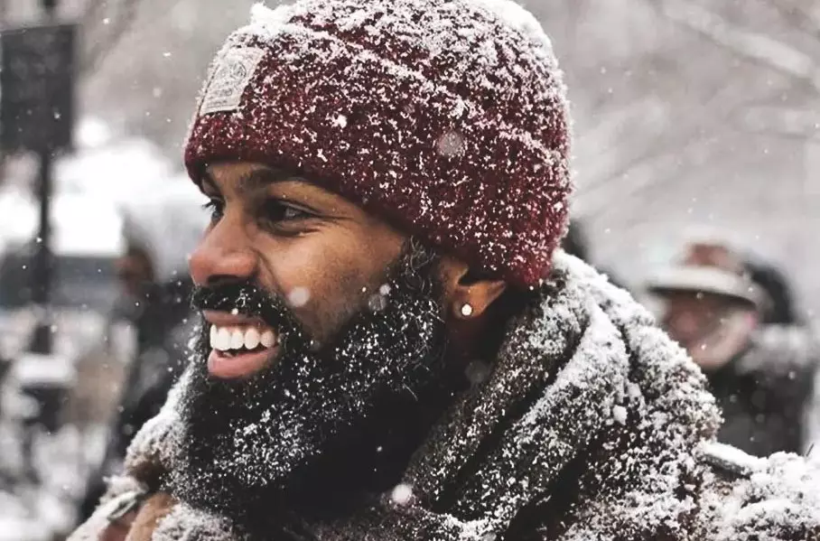 hombre con barba en la nieve