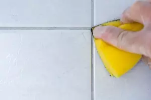 cara terbaik untuk membersihkan grout