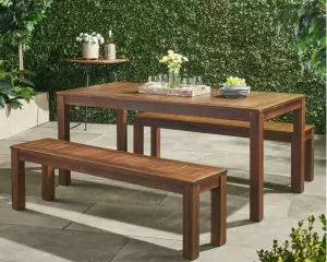 Christopher Knight Home cokelat tua Outdoor Manila Dining Set di teras dengan latar belakang hijau