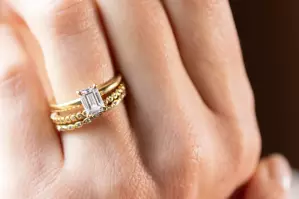 nơi tốt nhất để mua một chiếc nhẫn đính hôn trực tuyến đá quý