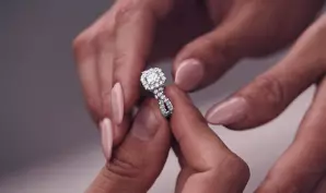 Кеј веренички прстени се продаваат онлајн