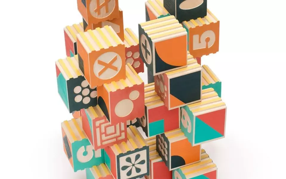 Les blocs de bois mathématiques donnent un style démodé