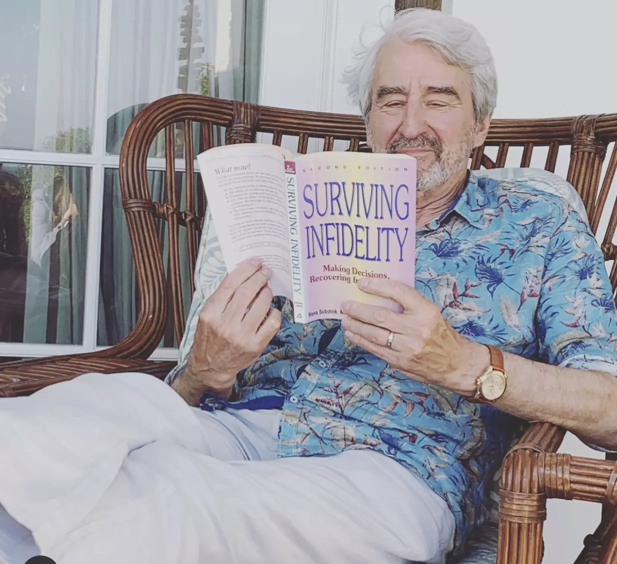 Grace ve Frankie'den Sam Waterston kitap okuyor