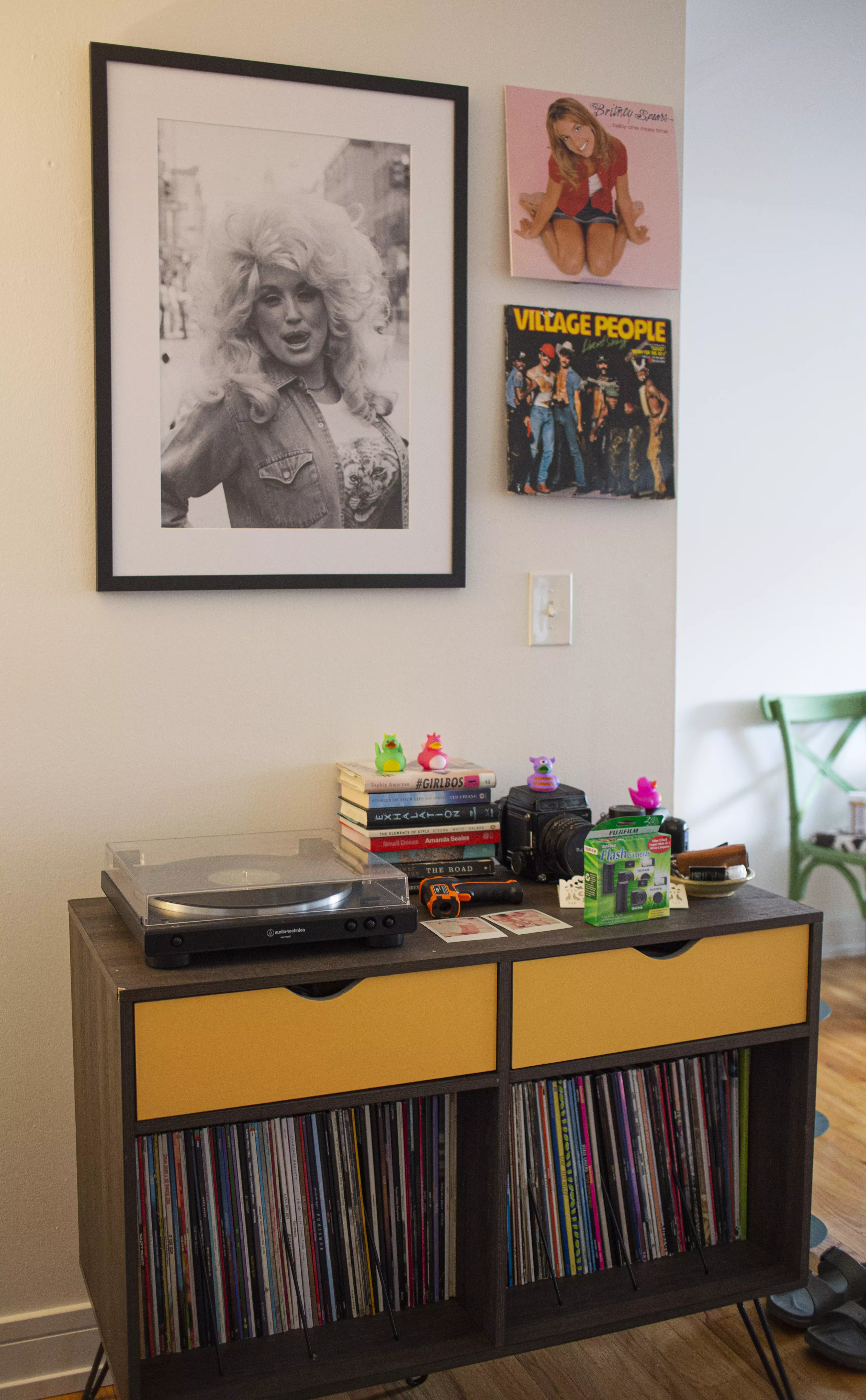 Tisk Dolly Parton ze Sonic Editions v bytě spisovatele