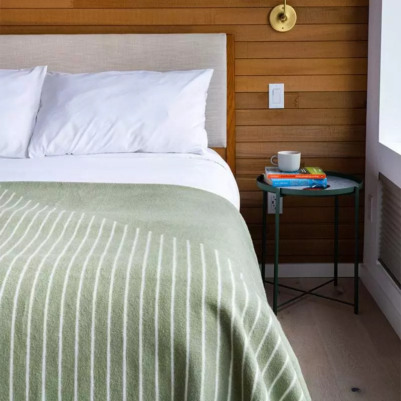 ผ้าห่มขนแกะขนยาว Rumpl บนเตียงในห้องโดยสาร