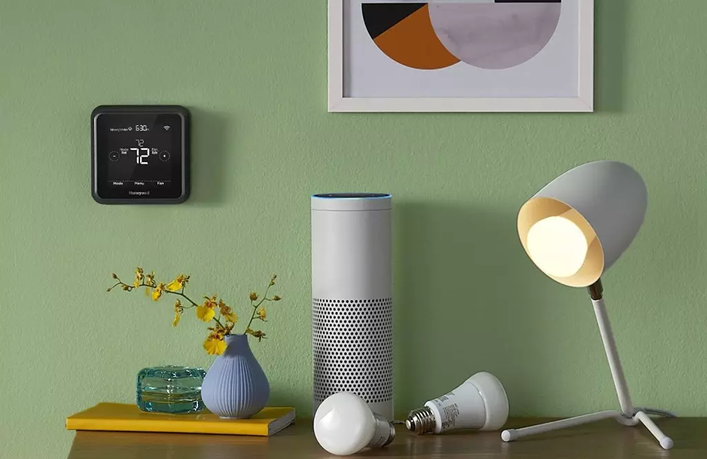 Nest ne xwediyê ekranek pêseng e, lê ev termostata smart a Alexa Ready Di binê 100 $ de ye