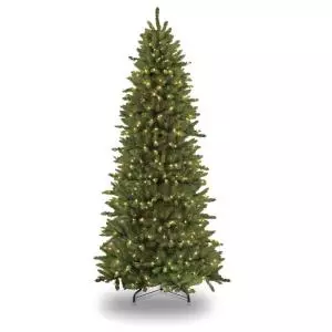 ต้นคริสต์มาสประดิษฐ์เฟรเซอร์เฟอร์ขนาด 9 ฟุตบนพื้นหลังสีขาว