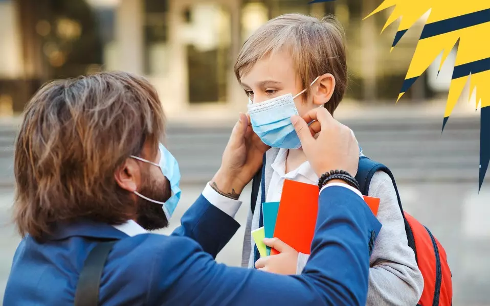 hombre poniéndose mascarilla infantil