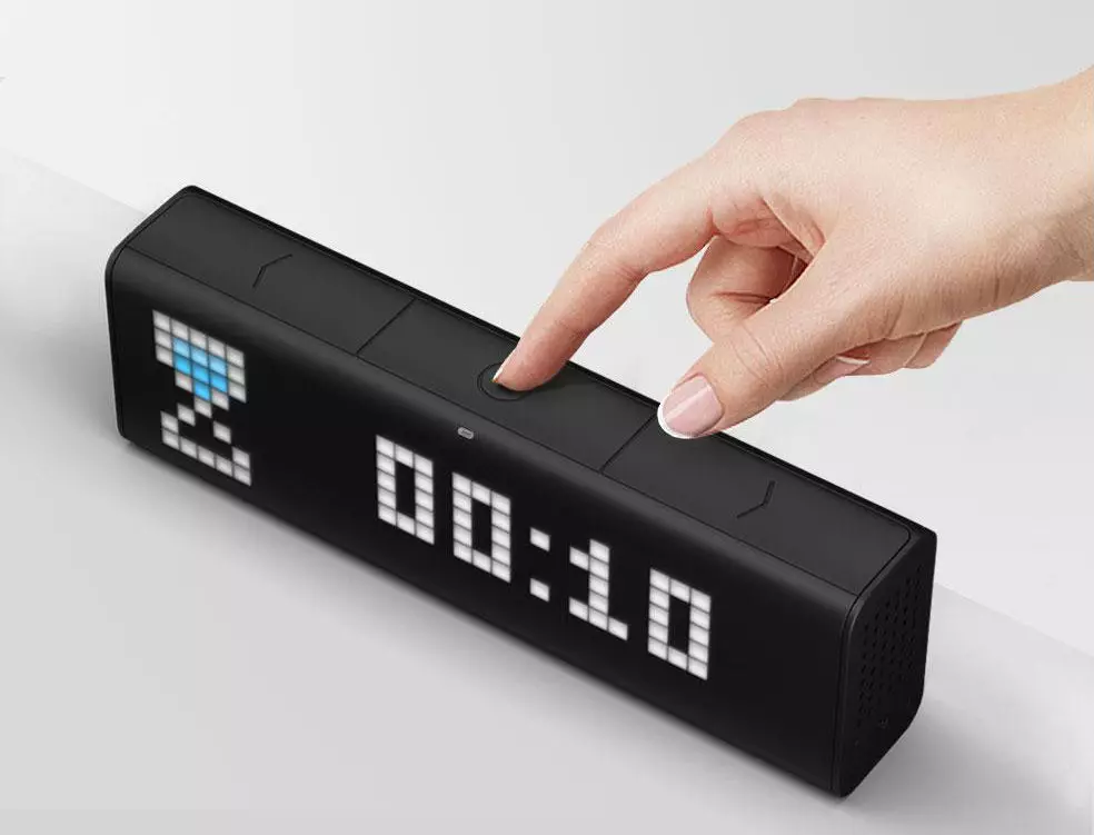Иновативен часовник, който не само показва времето