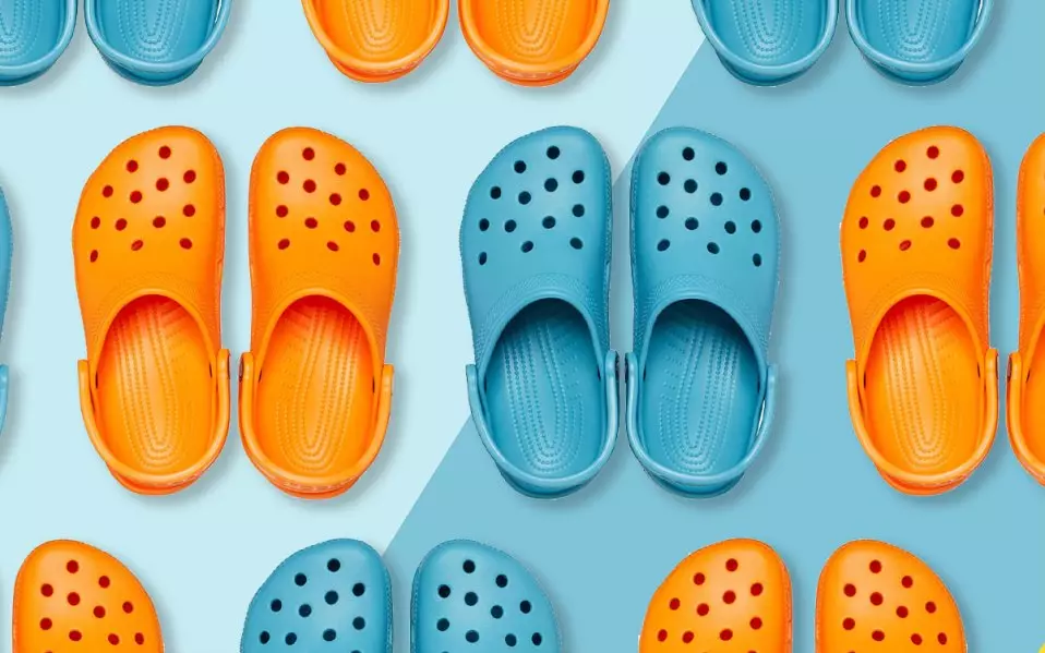 نارنجی اور نیلے رنگ کے crocs