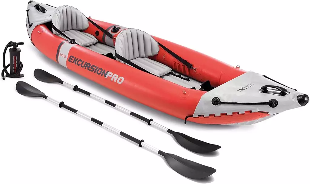 د Intex Excursion Pro Kayak په سور کې دوه پیډلونه د هغې تر څنګ ایښودل شوي