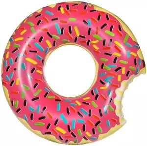 kacha mma ọdọ mmiri sere n'elu inflatables donut