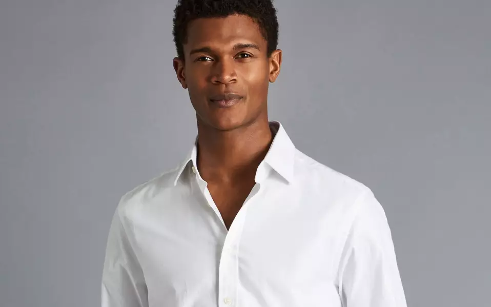 Kemeja Charles Tyrwhitt pada model