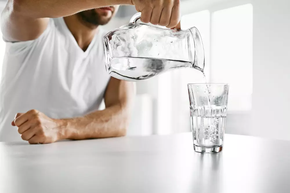 निर्जलीकरण को रोकें: अधिक पानी पीने में आपकी मदद करने के लिए 7 उत्पाद