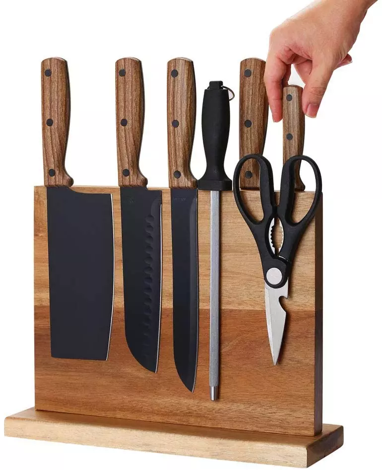 magnetisk knivholder med kjøkkenkniver