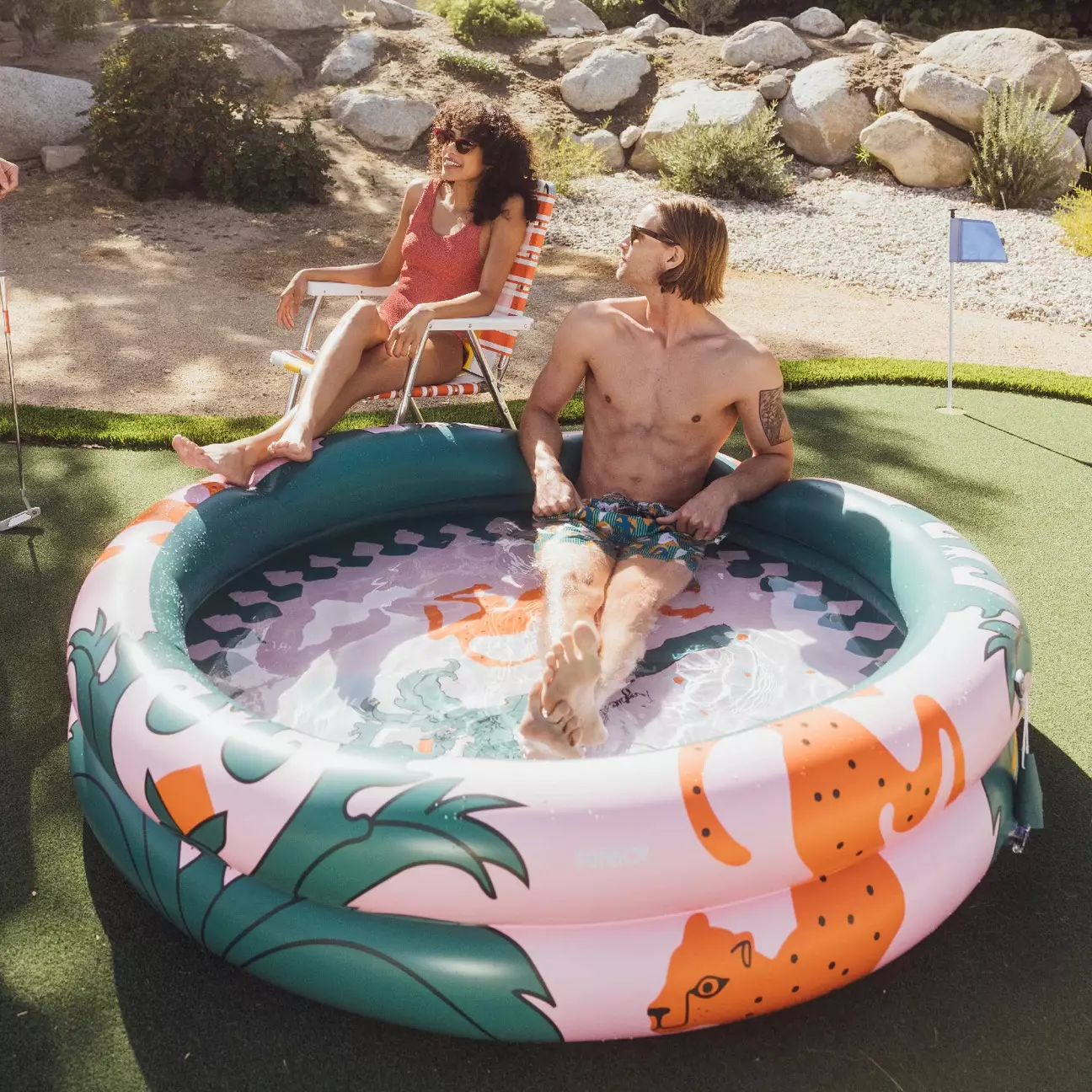 Двойка се излежава в Ibiza Bohemia Kiddie Pool от FUNBOY