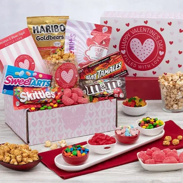 GourmetGiftBaskets.com piepildīta ar mīlestību popkornu un konfektēm