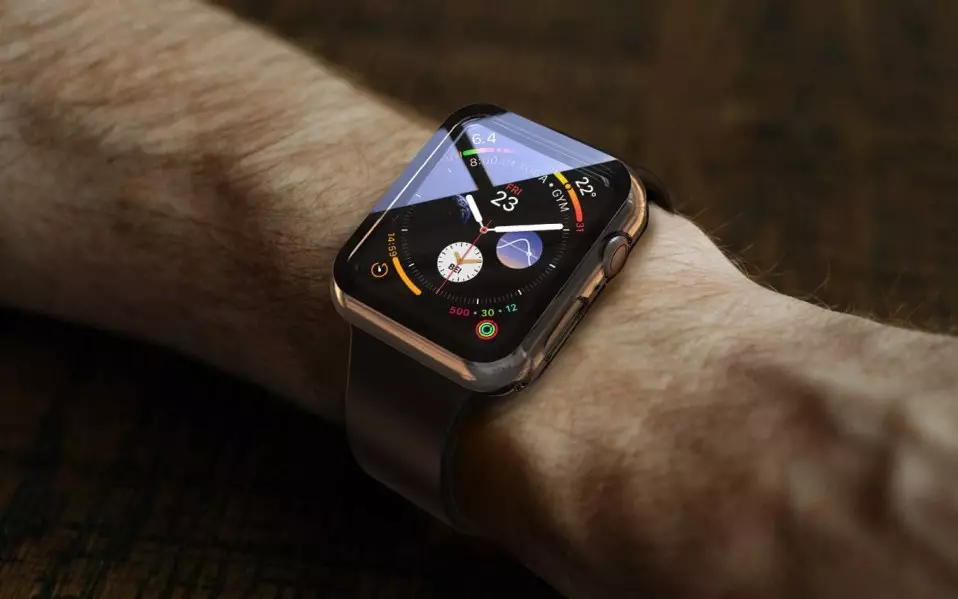 Muž nosí Apple Watch s Misxi
