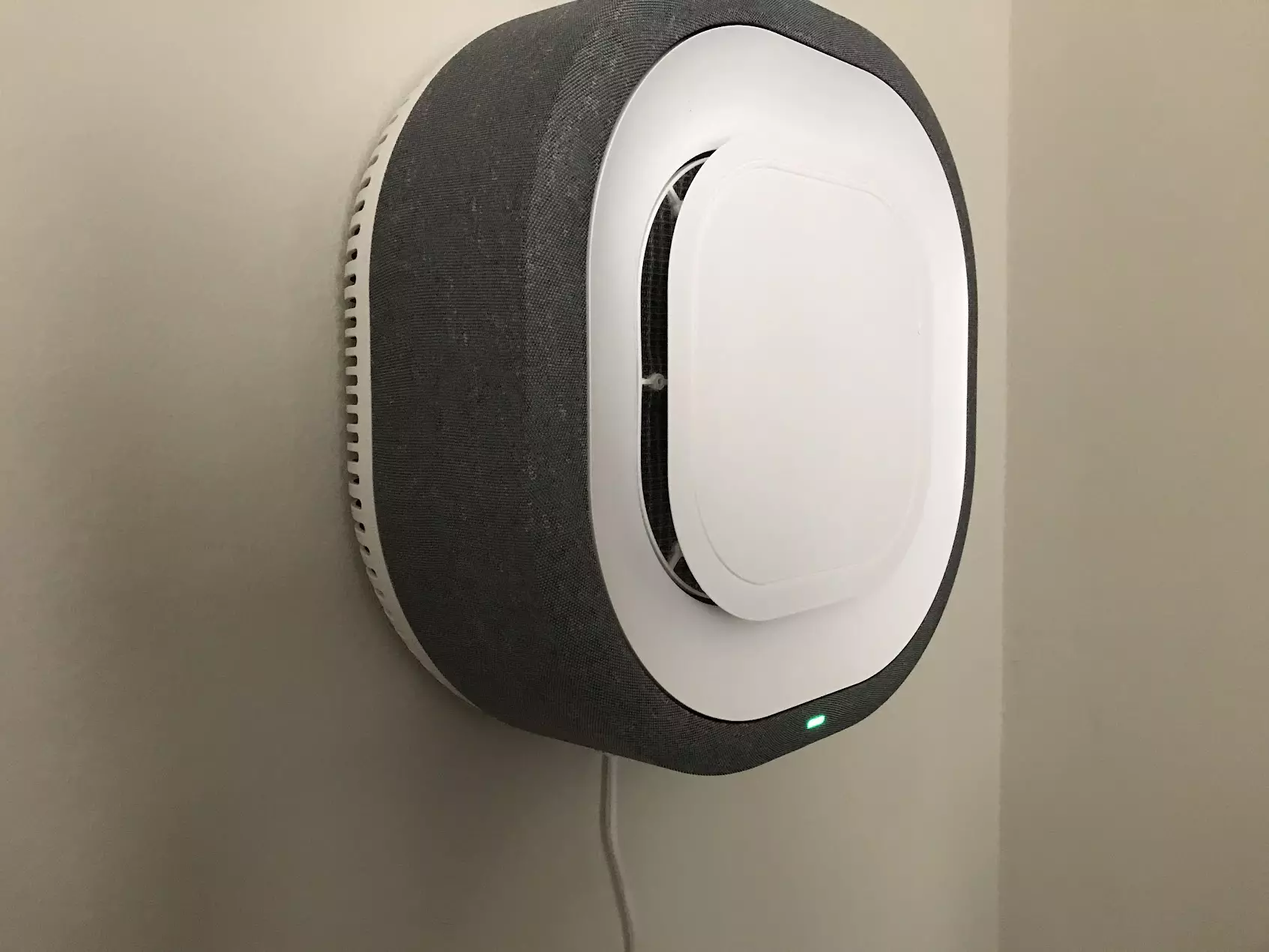 Aura smart luftrenser hængende på væggen
