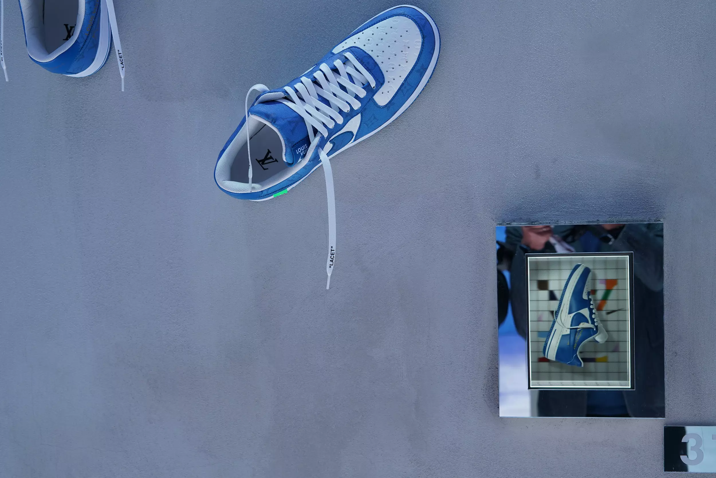 Virgil Abloh Air Force čevlji na spominski razstavi