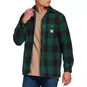 Bărbat purtând jachetă verde Carhartt Flannel și cămașă taupe