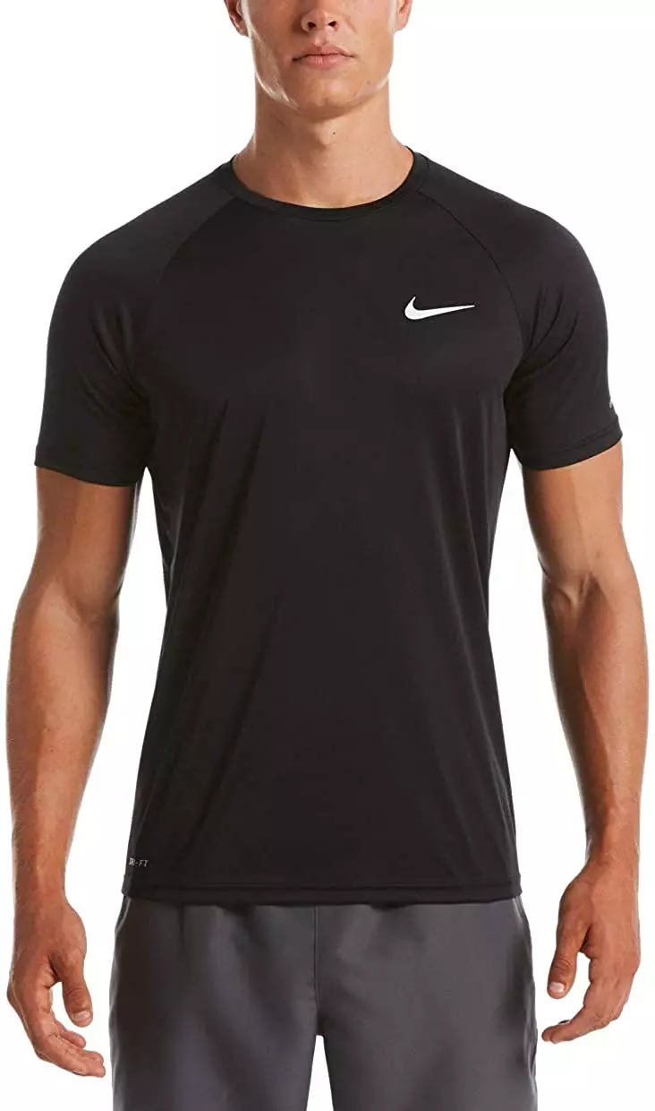 მამაკაცს აცვია Nike Essential-ის მოკლე სახელოიანი Hydroguard საცურაო პერანგი; საუკეთესო საცურაო მაისურები