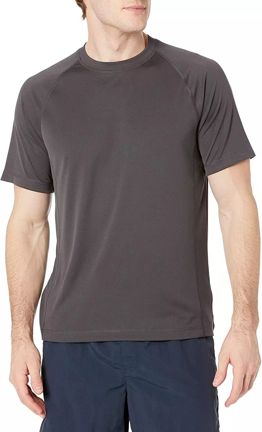 Adam, Amazon Essentials Kısa Kollu Erkek Yüzme Tişörtü giyiyor; en iyi yüzme gömlekleri