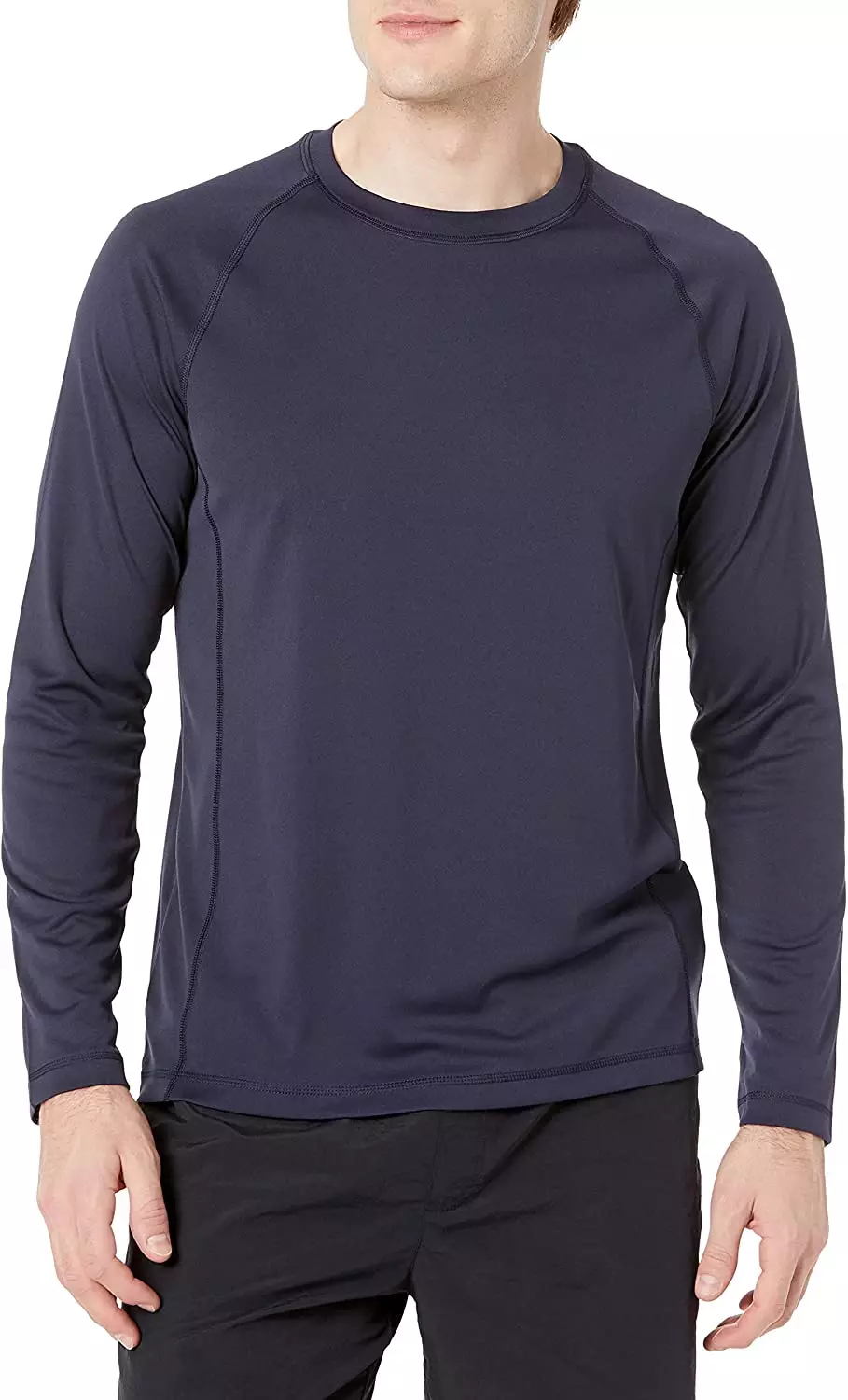 माणूस Amazon Essentials लाँग-स्लीव्ह स्विम शर्ट घालतो