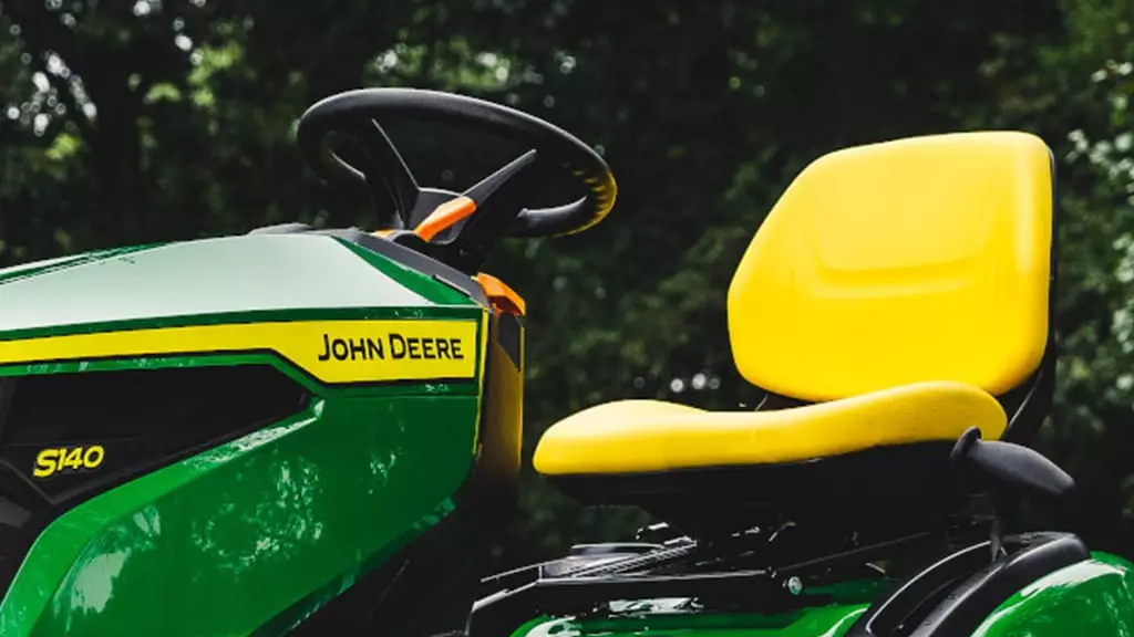John Deere газон тракторына шолу жасаңыз