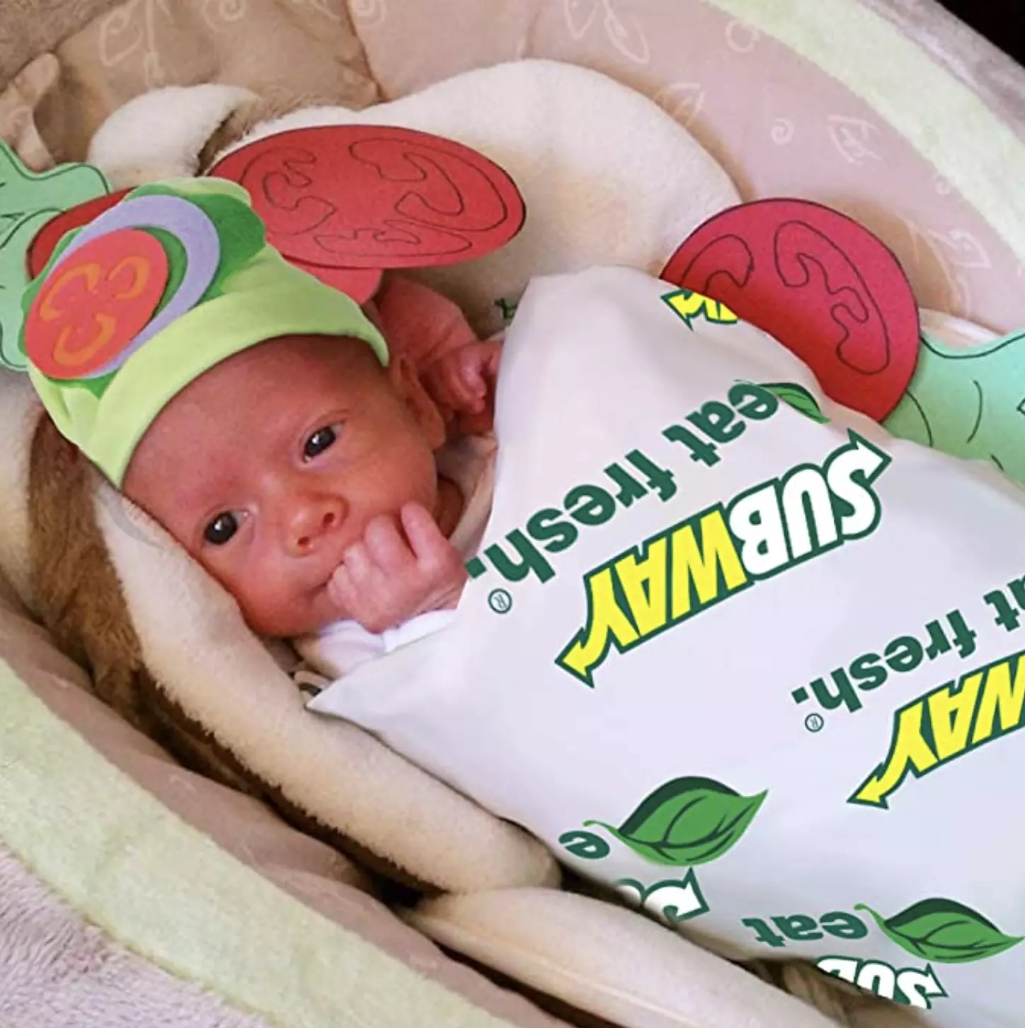 Baby in een metrokostuum