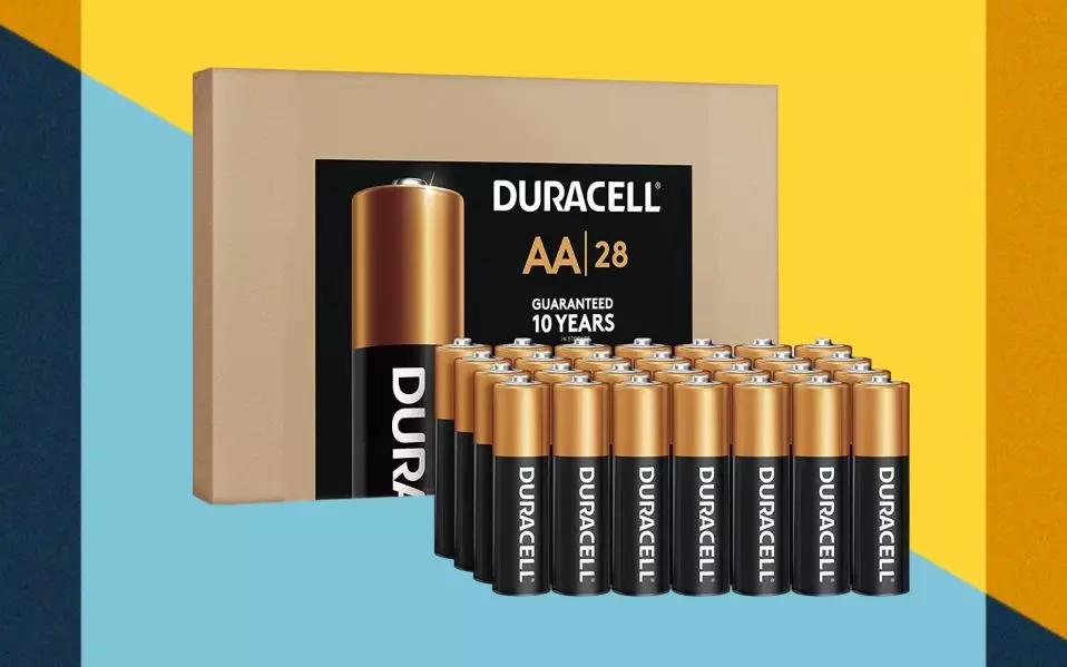 Duracell-Batterien auf einem farbigen Hintergrund