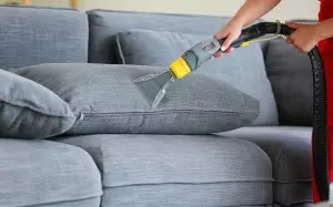 ഒരു കട്ടിൽ vacuuming, how to clean a couch