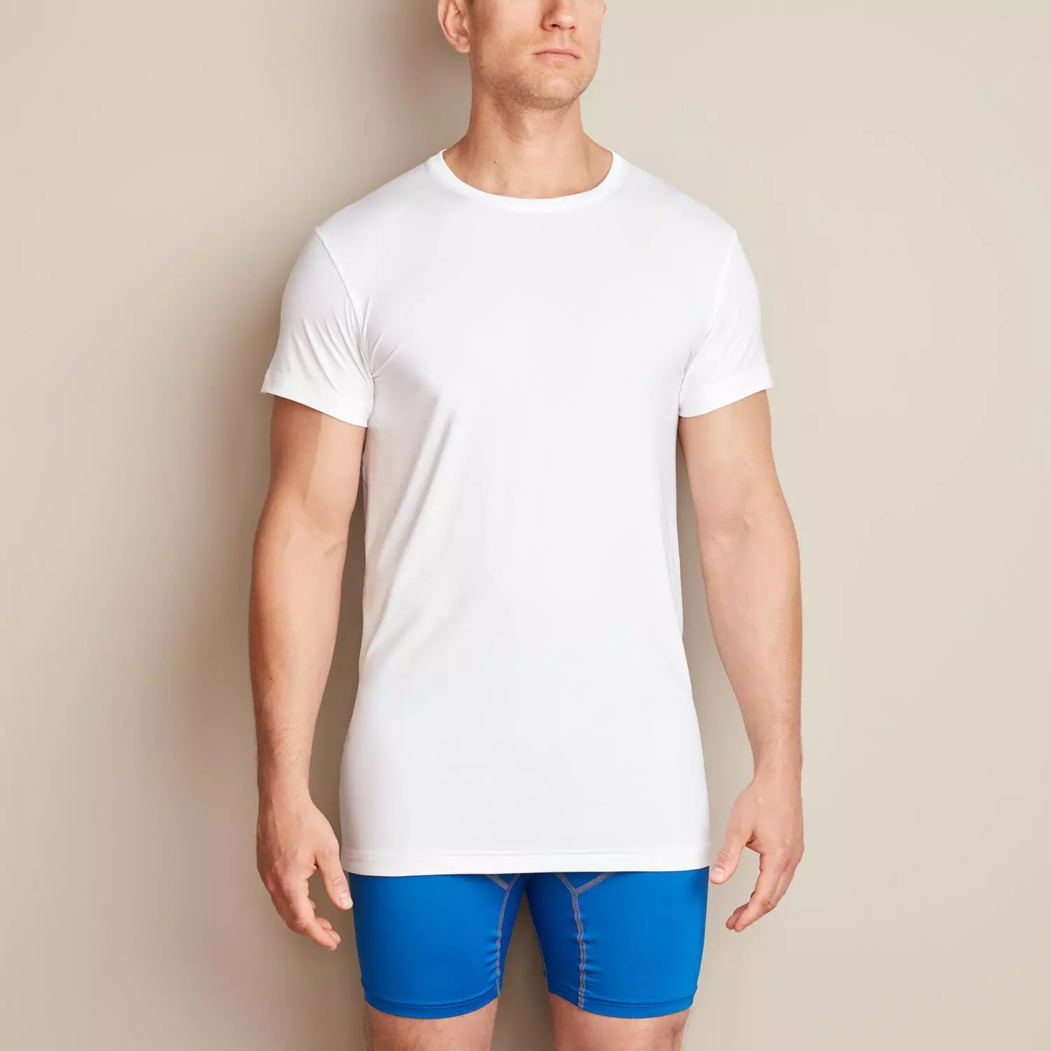 Moški nosi belo moško hladilno spodnjo majico Duluth Trading Armachillo
