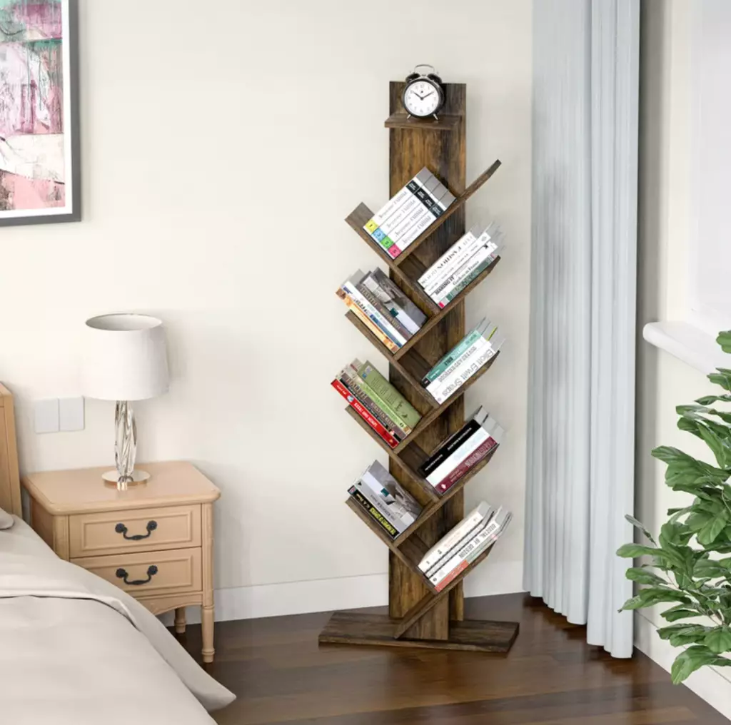 Polica za knjige na drvetu